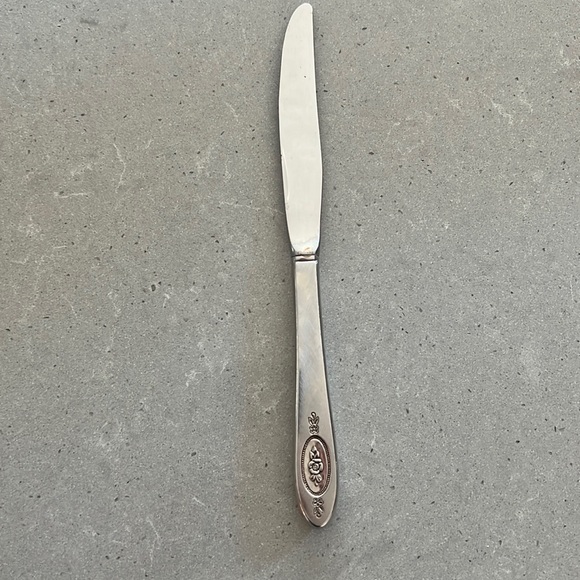 Oneida | Kitchen | Oneida Deluxe Stainless Modern Hollow Knife | Poshmark